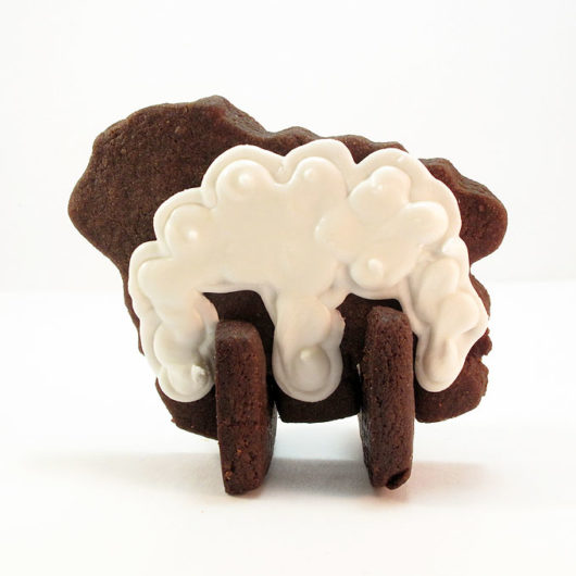 Lamb cookies: How to make 3D standing lamb cookies for Easter.