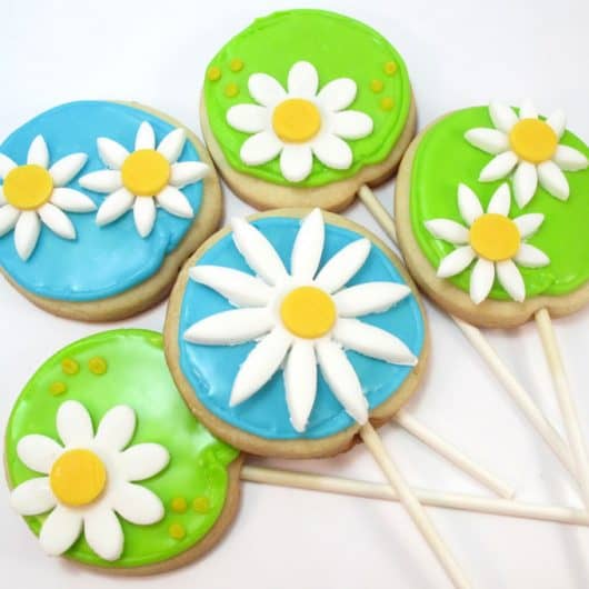 daisy cookie pops -- a cute fun food idea for spring