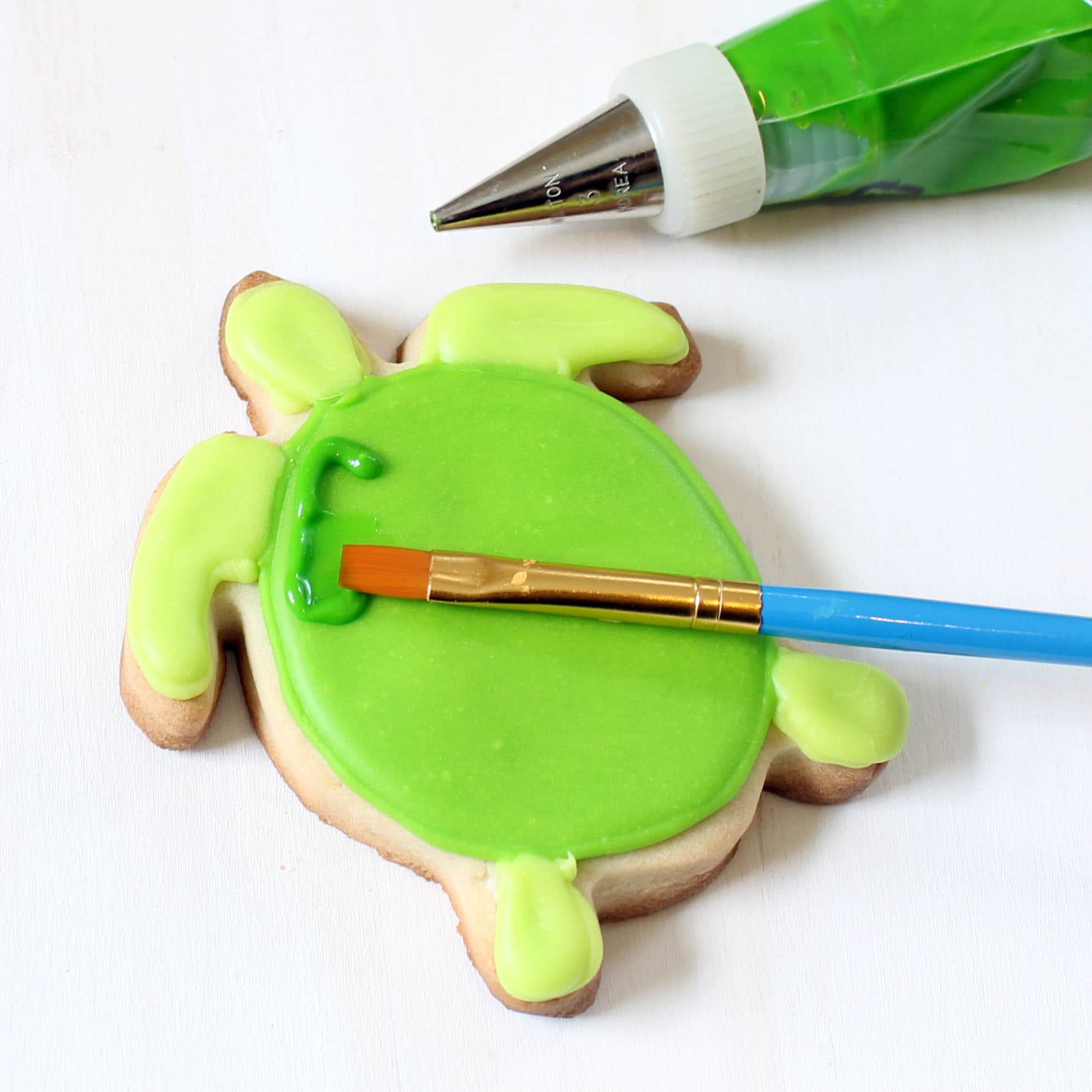 Turtle cookies: Decorate cookies with a brush embroidery technique