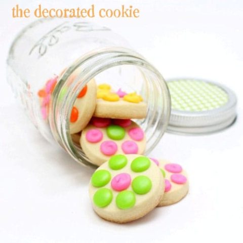 Mother's Day cookies in a jar: Simple daisy flower cookies in mason jar.