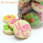 Mother's Day cookies in a jar: Simple daisy flower cookies in mason jar.