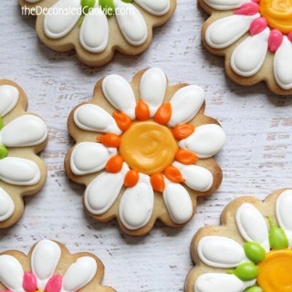 How to decorate daisy cookies with royal icing for Spring.