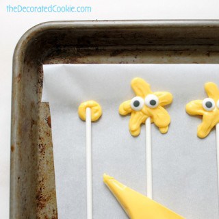 SEA ANIMAL CANDY POPS -- A fun food idea for summer.