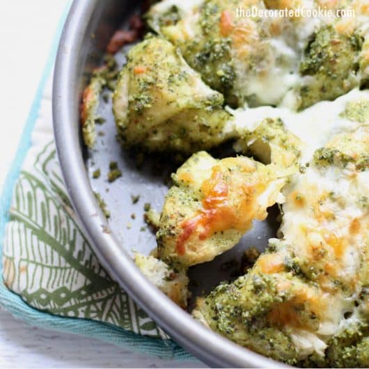 pesto mozzarella pull-apart bread is an easy pesto appetizer recipe