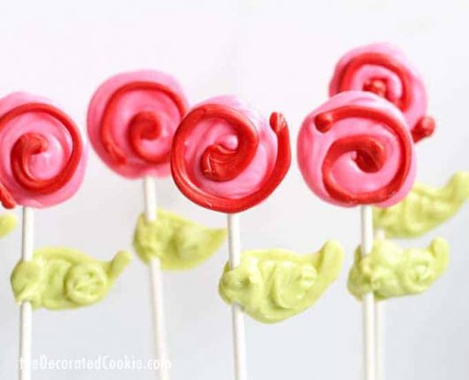 How to make rose candy pops for Valentine's Day. Chocolate flowers.