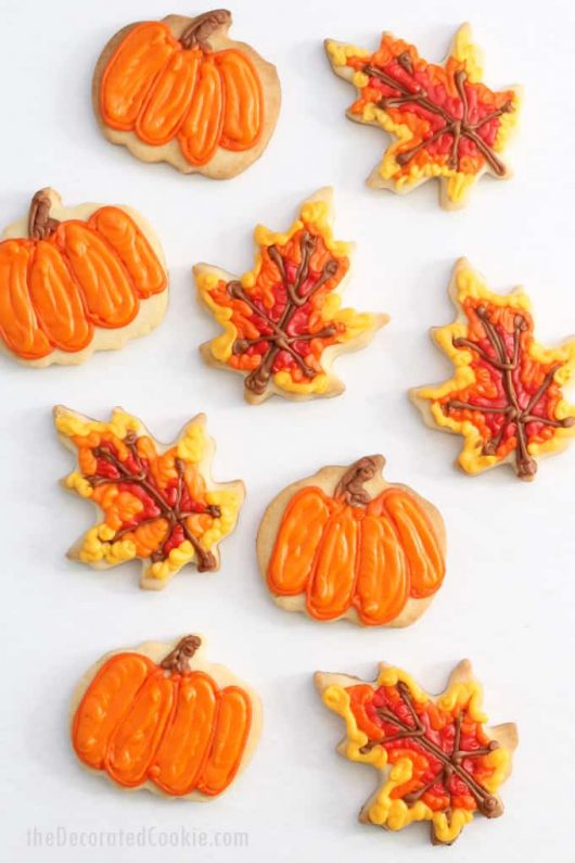FALL COOKIES: How to decorate pumpkin and leaf cookies.