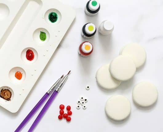 PAINTED CHRISTMAS OREOS -- easy Christmas cookies idea
