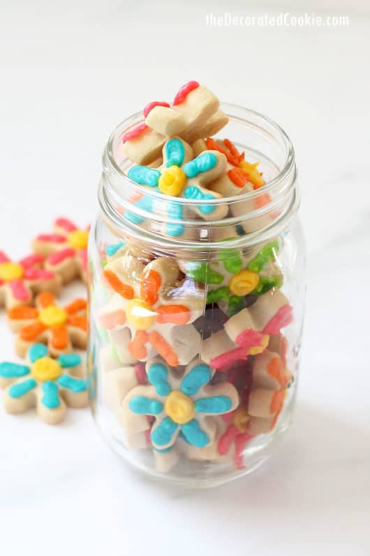 MINI DAISY COOKIES -- colorful flower cookies for Spring