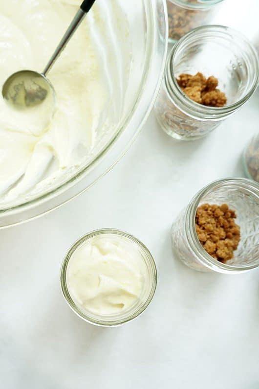 VANILLA AND CHOCOLATE PUDDING PIE -- in a jar. Cute, easy dessert.